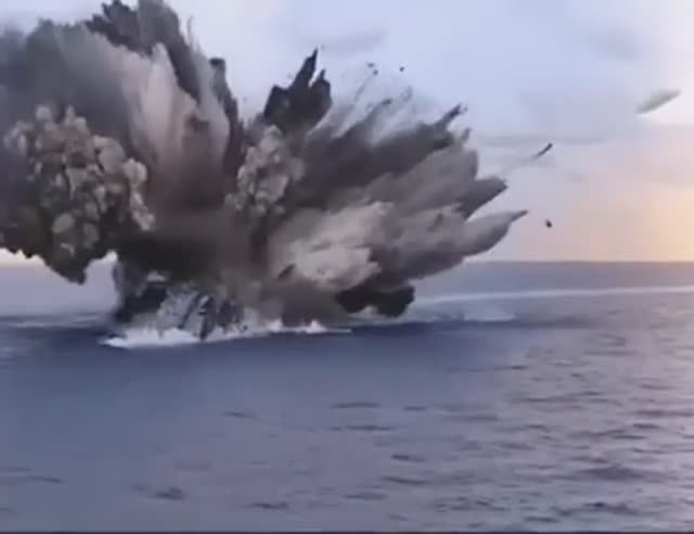 Британский линкор HMS Barham  - потоплен 25 ноября 1941 года немецкой подводной лодкой U-331