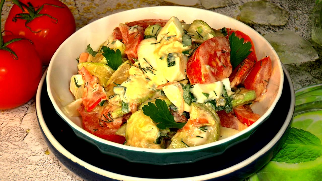 📌 Салат с жареными кабачками, помидорами и яйцами