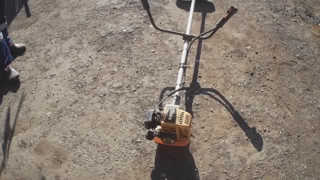 Пора косить траву.