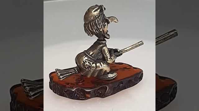 Фигурка на янтаре Баба Яга на помеле
