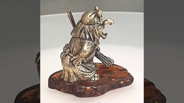 Статуэтка на янтаре Сказочная Баба Яга