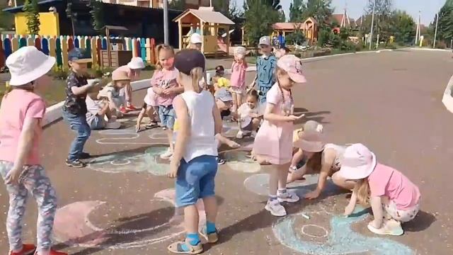 Название работы: "День Защиты Детей", Участники: Старшая группа "Светлячки"