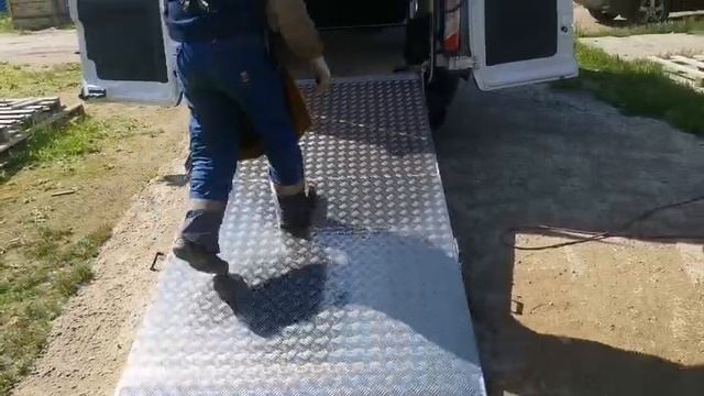 Погрузочные мосты: откидные, стационарные, переносные и поворотные.