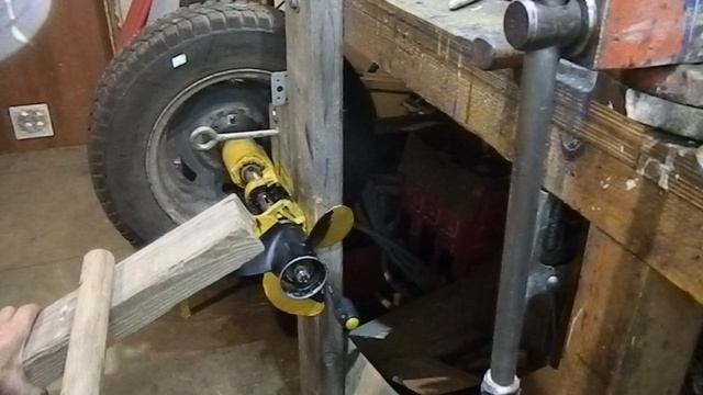 Гайка не зашплинтована.