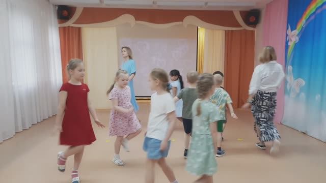 муз. игра "Ходим мы по залу"