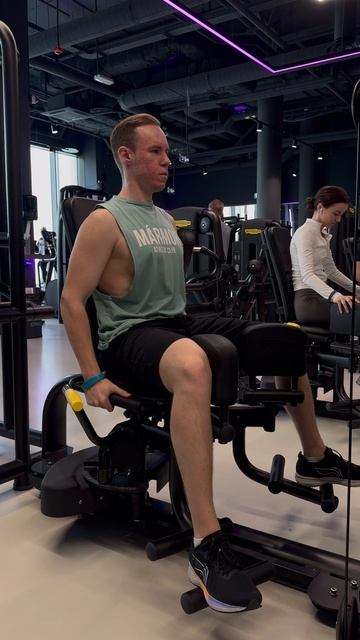 Ноги. Приведения бедер сидя в тренажере