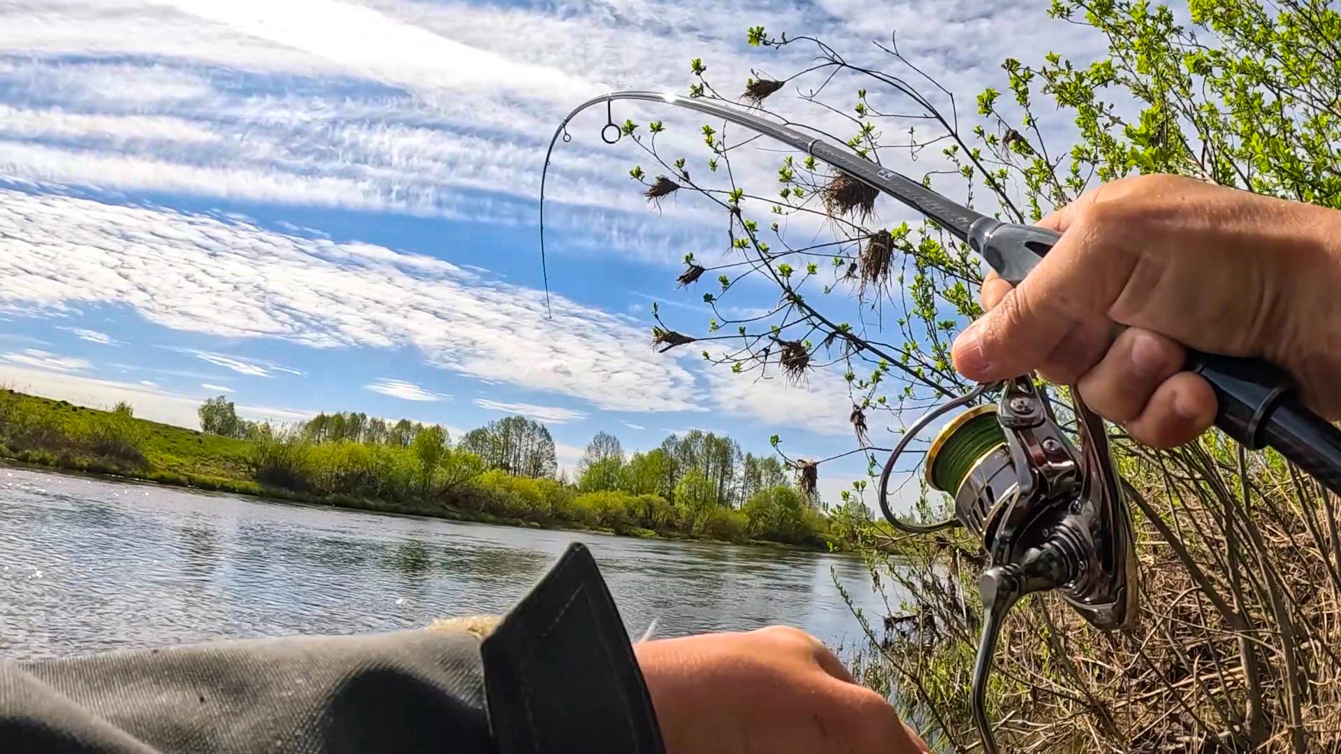 ОФИГЕТЬ! ТУТ РЫБЫ спиннинг ВЫБИВАЮТ С РУК! Рыбалка на спиннинг, голавль жерех