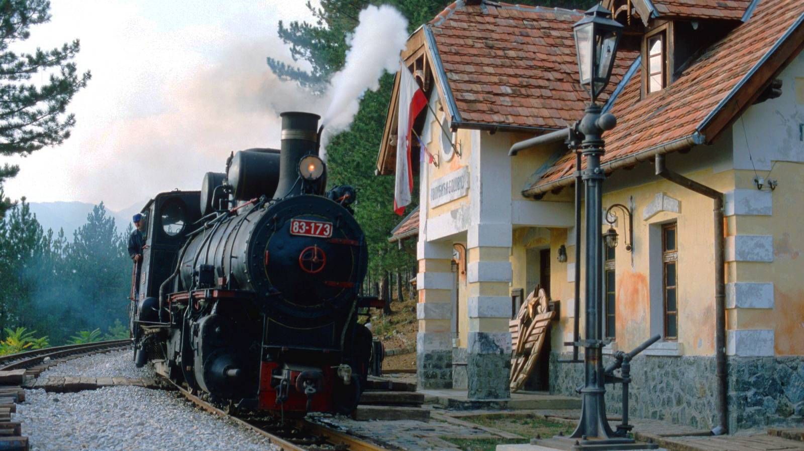 Шарганска Осмица, Сербия: железная дорога в горах и ретро-поезд.