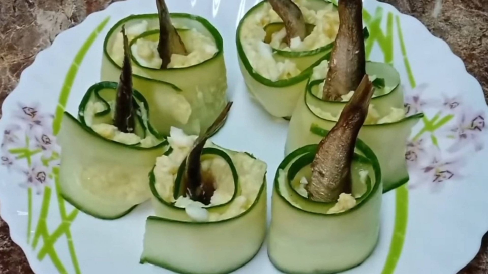 Закуска из свежего огурца со шпротами. Минимум продуктов, но зато очень вкусно.