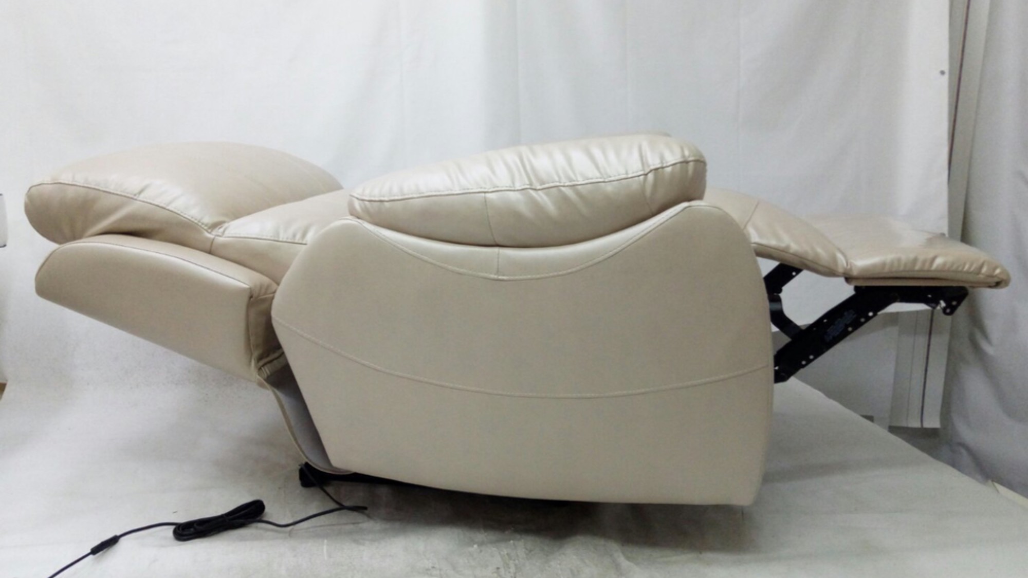 Педикюрный бьюти-реклайнер в экокоже Boston Shine iCed coffee