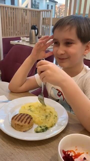 После репетитции пришли покушать....✌