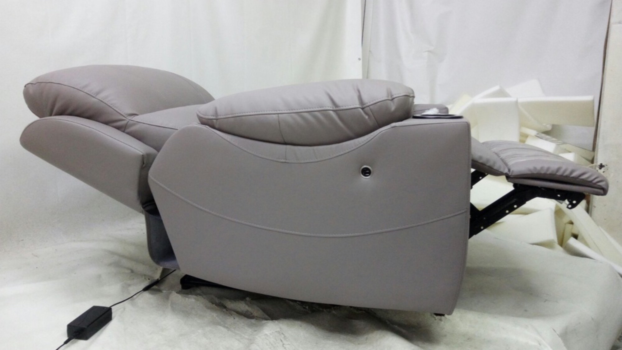 Педикюрное кресло-реклайнер в антивандальной экокоже Domus Smoky