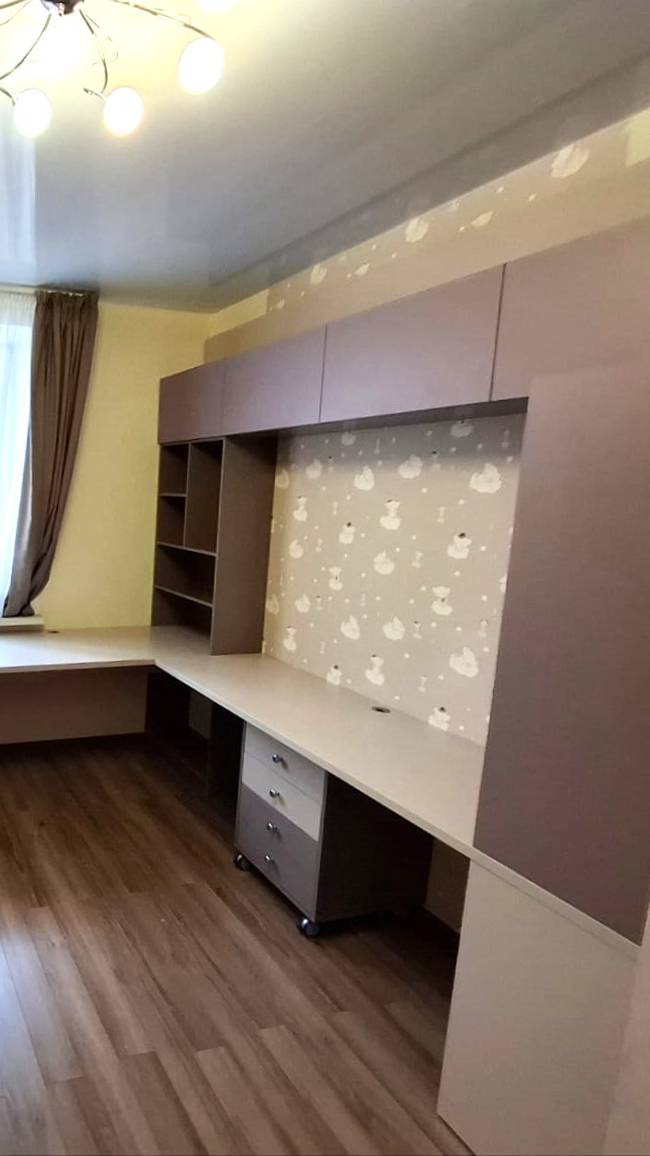 Симонет - современная и стильная мебель в детскую комнату, с рабочим местом у окна на заказ в Москве