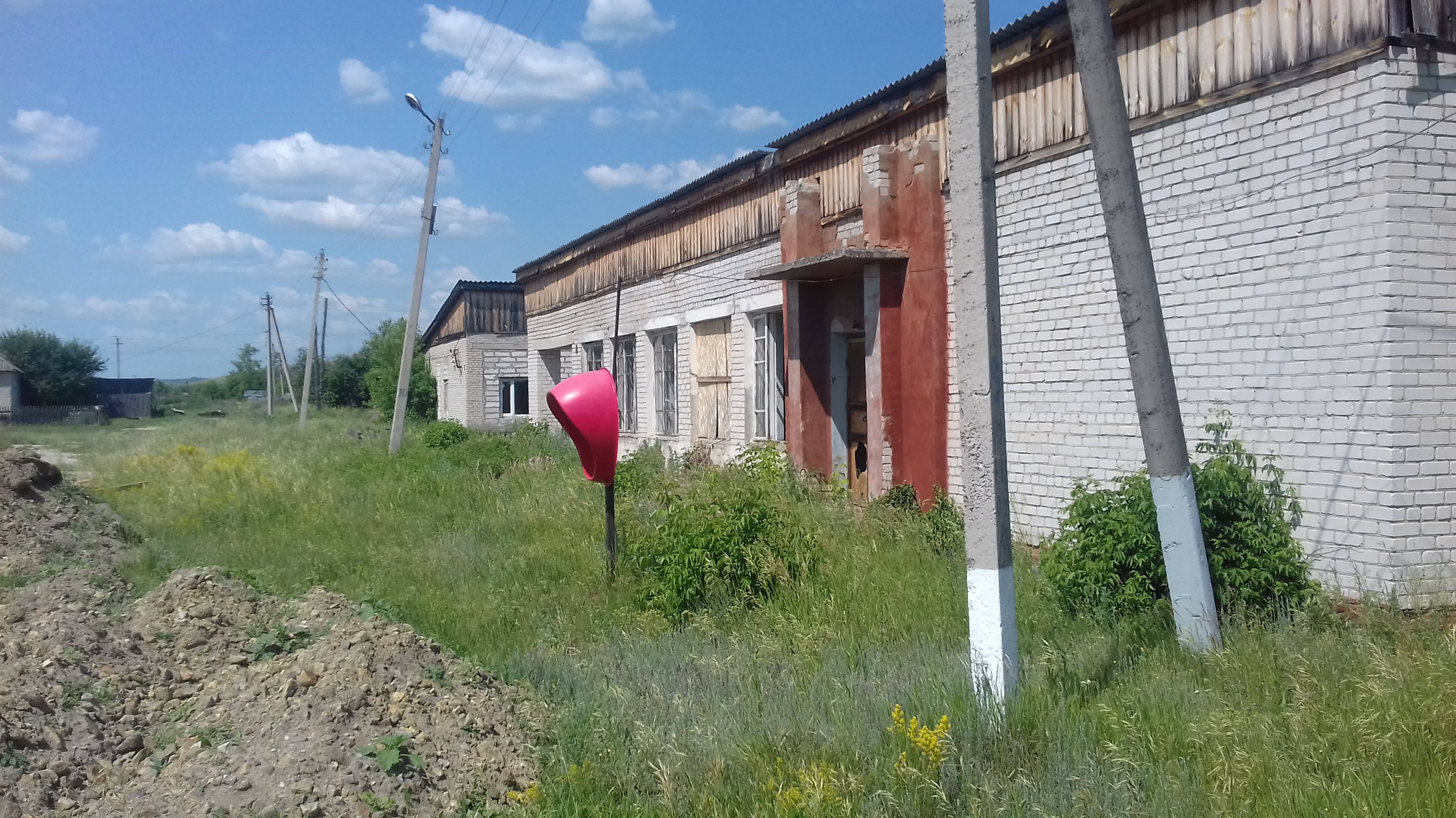 Обыскиваю заброшеное здание.
Деревня Никольское.