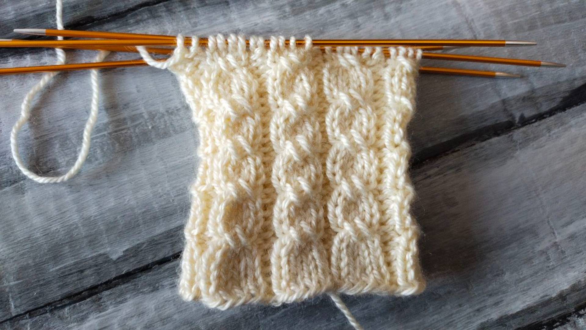 Меняем обычную резинку на вязаных носочках на удобную и красивую.