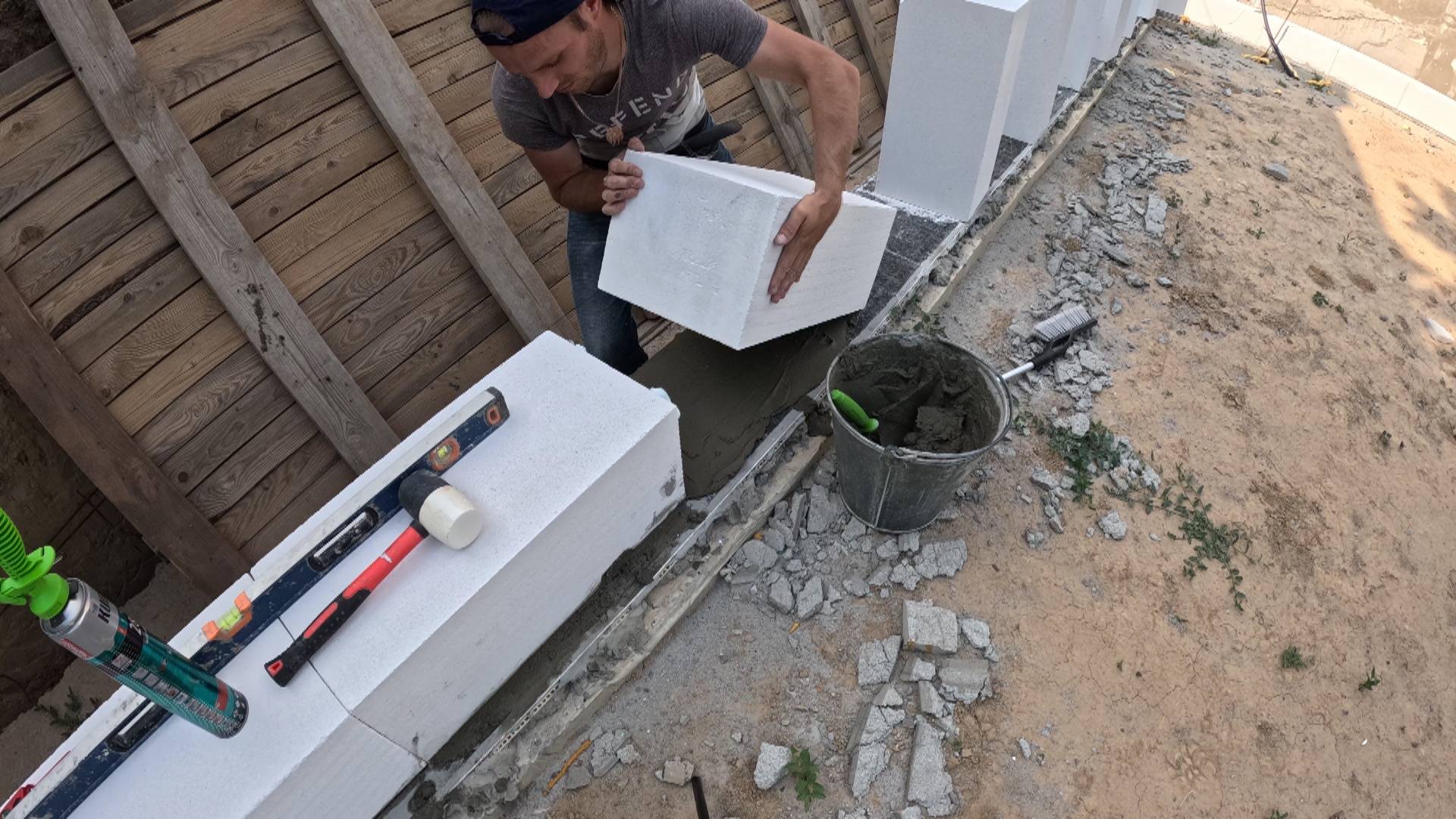 КАК Я ВЫЛОЖИЛ ПЕРВЫЙ РЯД ЗАВЕРШИЛ КЛАДКУ ПЕРВОГО РЯДА #кладкапервогоряда #настройке #строюдом