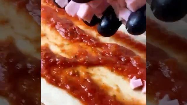 Пирог с ветчиной и сыром из слоёного теста