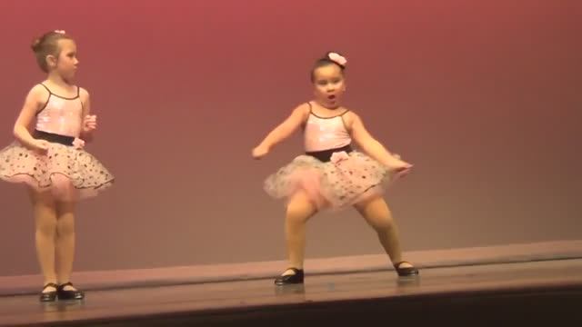 Зажигательный танец. Отличное настроение гарантированно!)