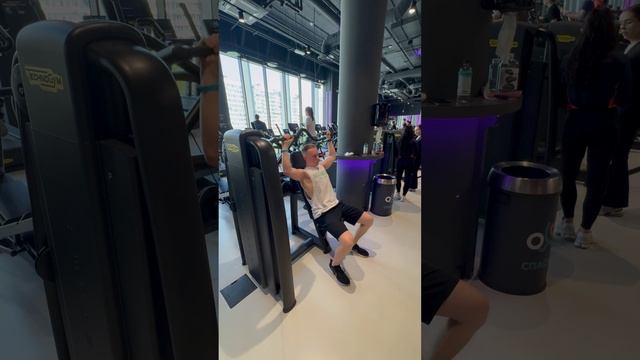 Плечи. Вертикальный жим сидя в блочном Хаммере