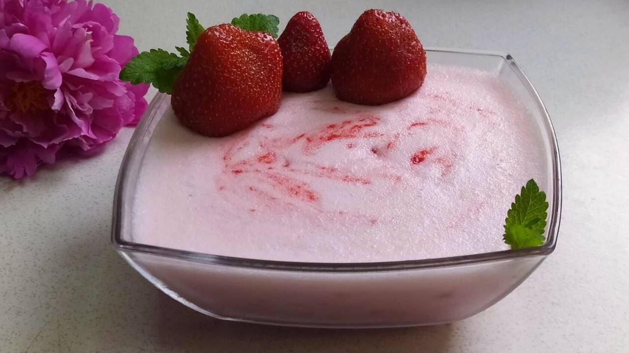 Клубничный мусс за две минуты . Сметанный десерт из клубники