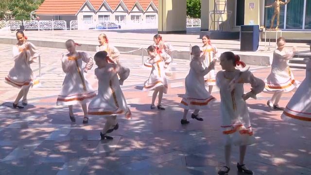 «Стежки-дорожки».  Музыка народная.