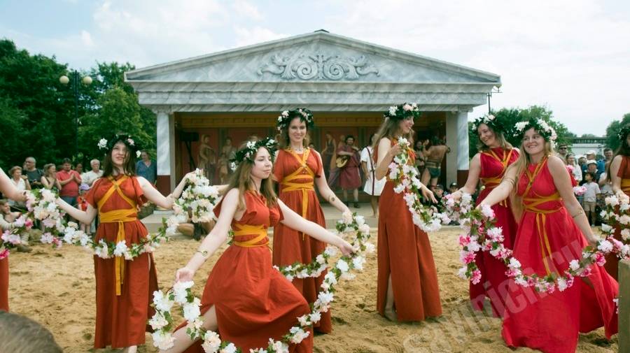 Эпохи шагают по столице: Москва оживает. Торжественный парад