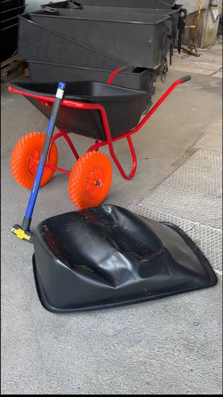 Пластиковое корыто для садовых и строительных тачек