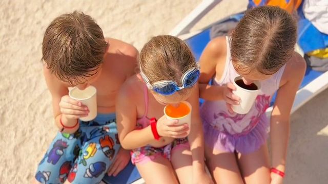 Веселые песенки для детей. Идем на пляж и купаемся в море с Family Fox