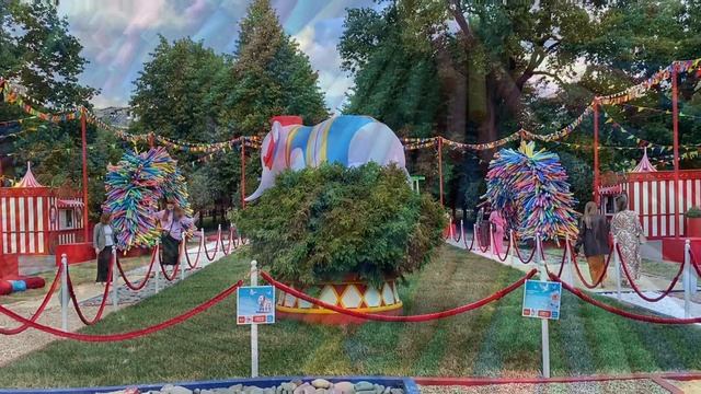 Лето в Москве. Босоногая тропа на Цветном бульваре.