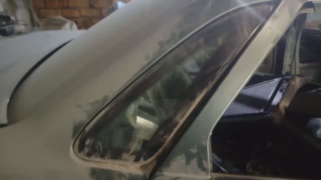 Как вырезать заднюю боковую форточку на автомобиле Лада Приора 2008г