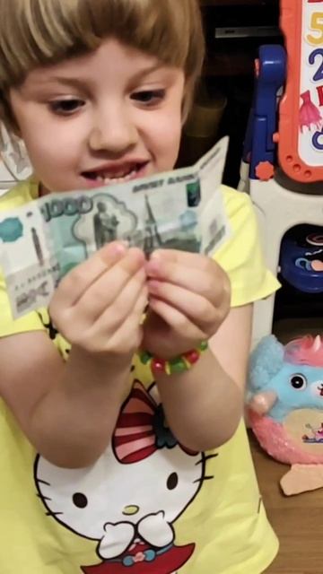 Играем с Полиной в игру стаканчики найди главный приз