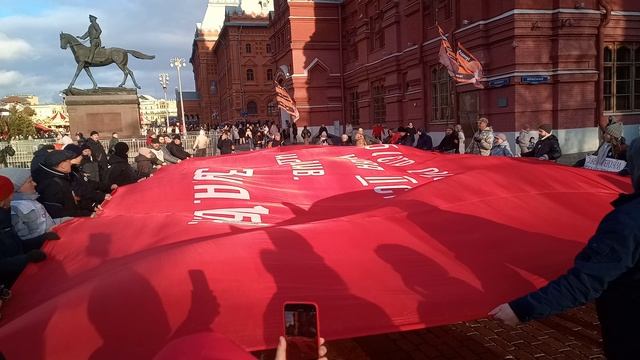 Активисты РОМШ НОД раскрывают Знамя победы на Красной площади 2.02.2025