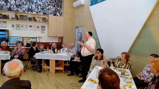 Чтение стихов в Хэсэде