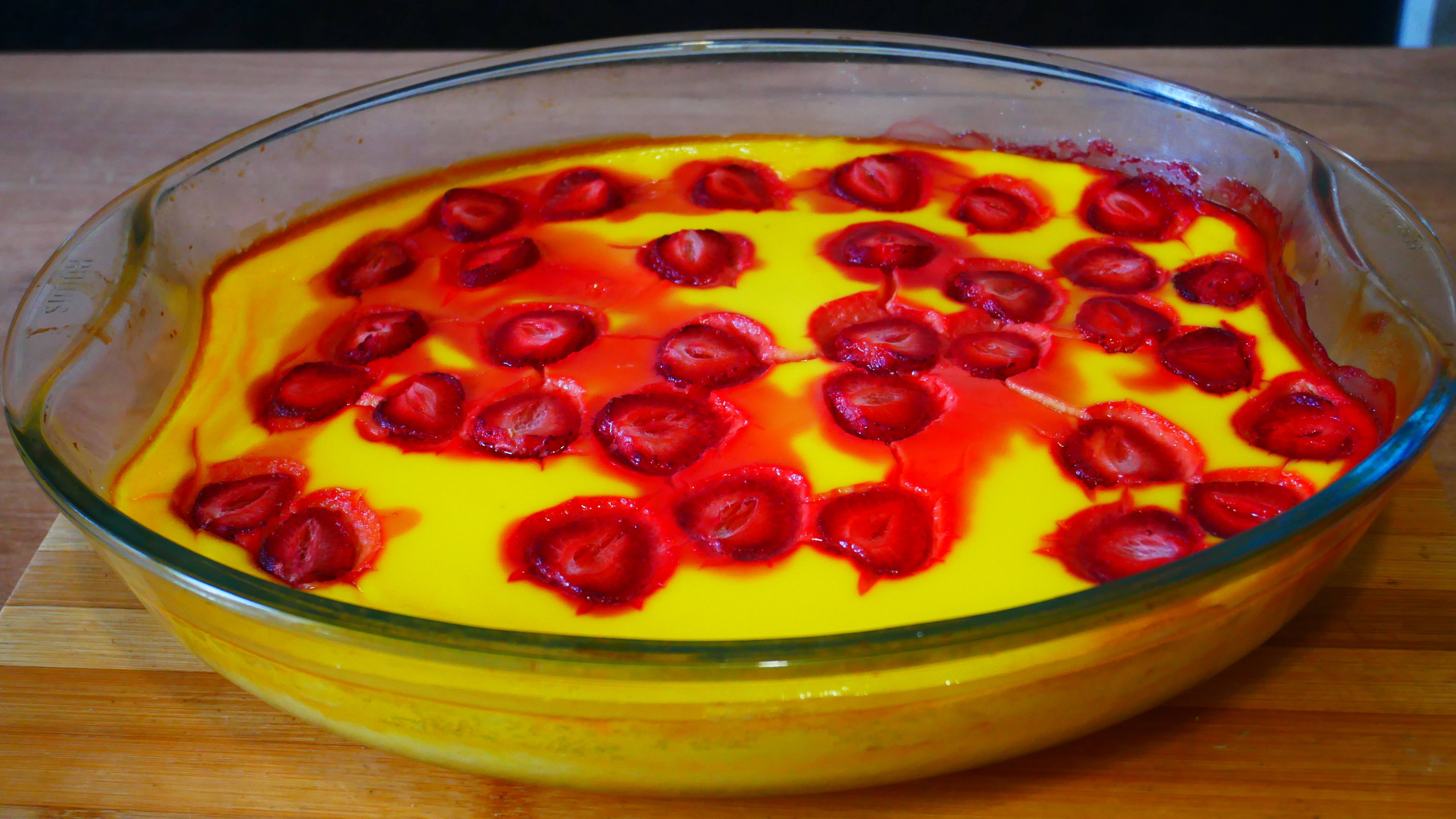 Запеканка с клубникой и нежной заливкой — лето на вашей кухне!