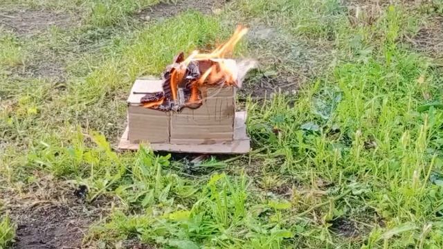 Горит дом с баней из картона