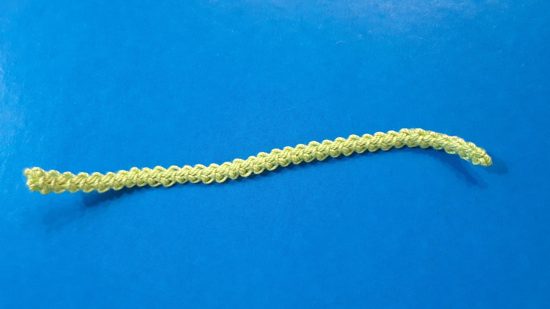 Гусеница на 2 грани с секретиком.( с захватом нити сверху)