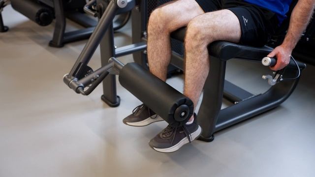 Обзор тренажера E7002 Разгибание и E7023 Cгибание ног сидя