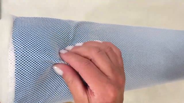 Анатомическая подушка из эластичной пены с охлаждающим гелем. Расслабляет и создает эффект массажа.