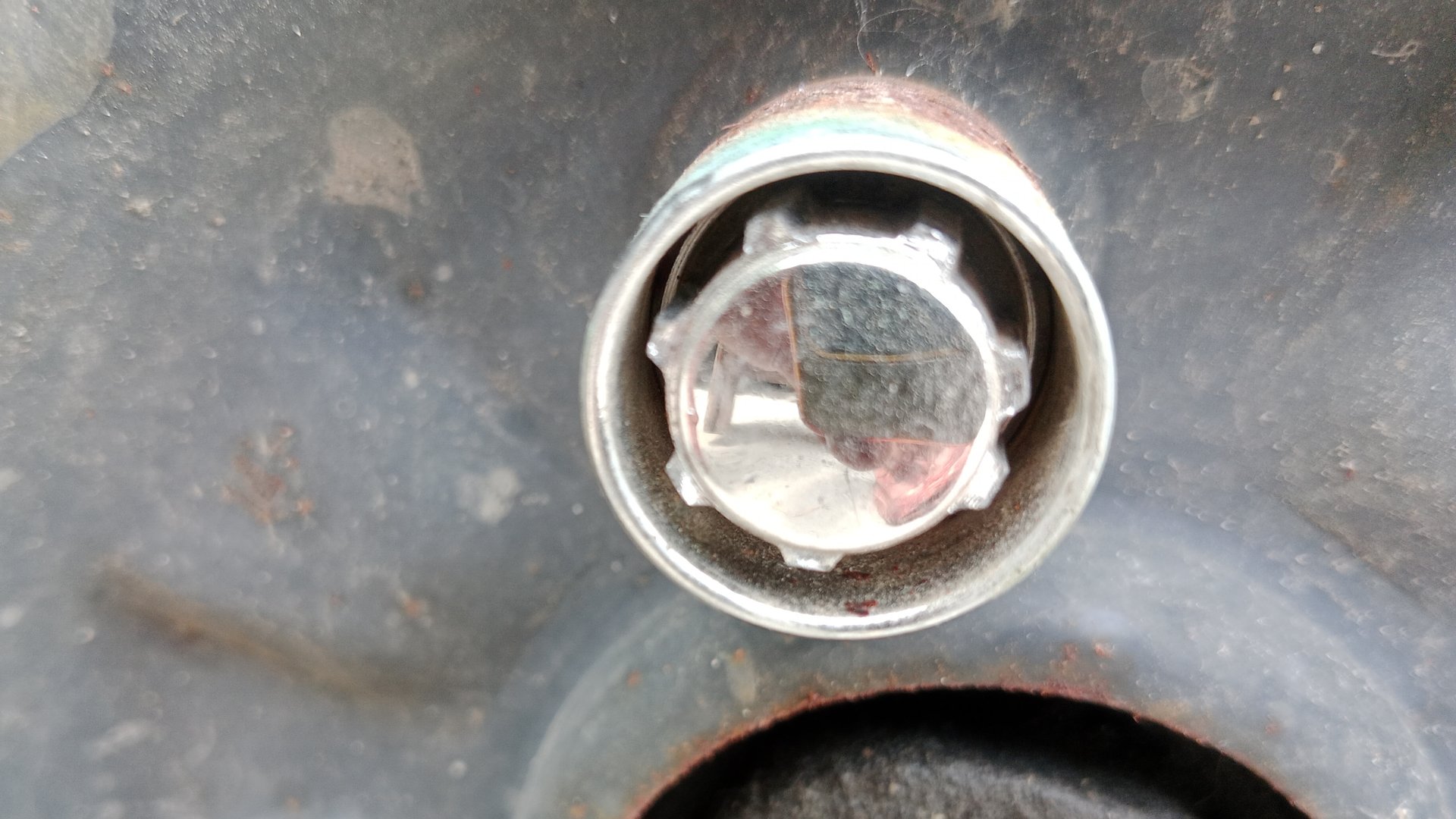 Как открутить секретку на колесе