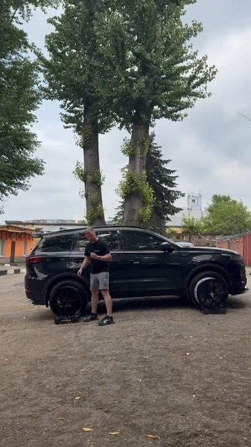 Chery Tiggo 7 PRO на примерке дисков в 20-ом диаметре