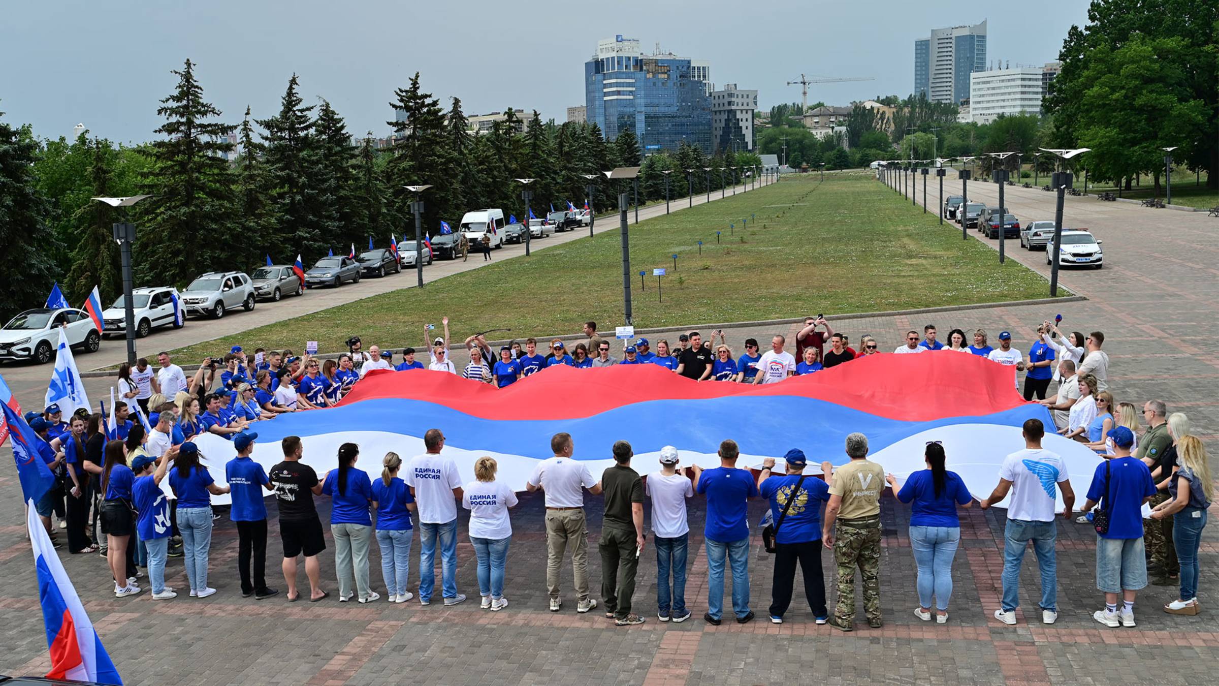 🇷🇺 Три года под одним небом: триколоры на каждой улице Донецка! ДНР отмечает день России