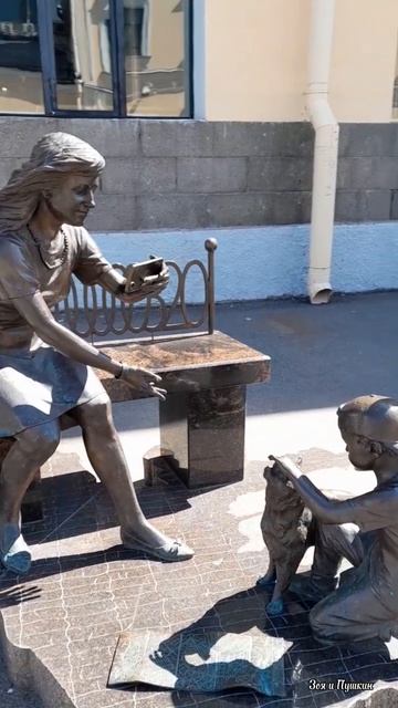 Туристы на Московском вокзале. Санкт-Петербург.  Арт-обект.