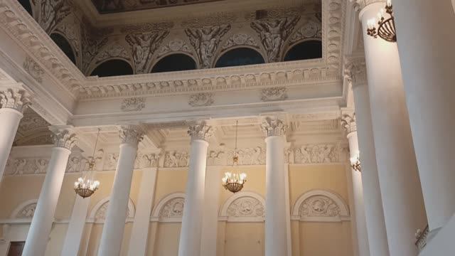 В фойе Русского музея (Санкт-Петербург).