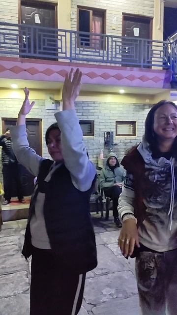 Вечернее пати в деревне Лаунг.
ЙогаТур, Непал.