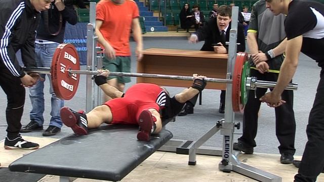 Балынец Владимир 48кг жим лежа 145 кг. 1й подход. Ханты 2010 год