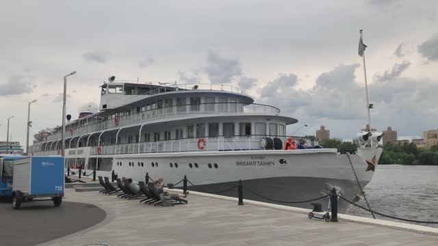 т/х МИХАИЛ ТАНИЧ заканчивает швартовку