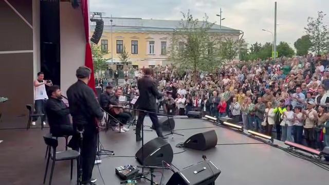 Эпизод выступления , 12 июня 2025 года в День России ( амфитеатр на Покровском бульваре)