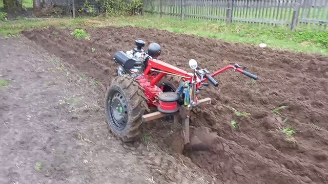 Работа мотоблока, когда плуг настроен правильно