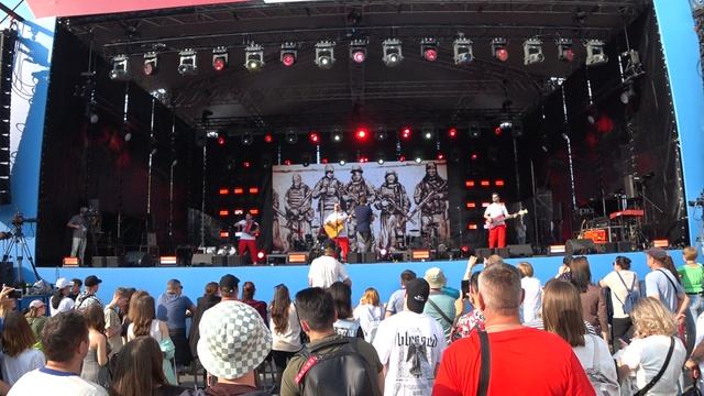 Группа "Лампасы" на праздновании Дня России исполняет песню "Четвёртая струна" // 12 июня 2025