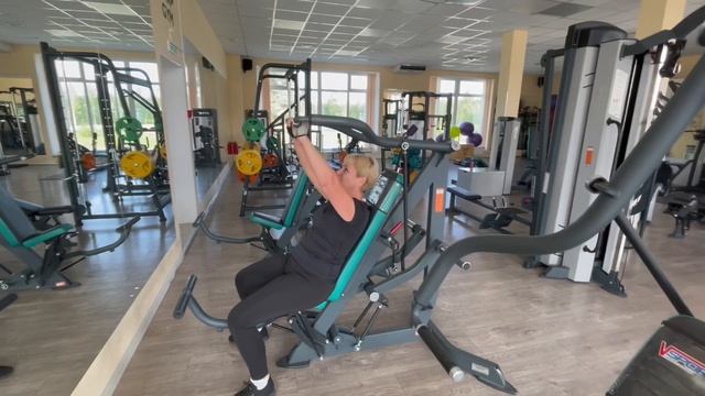 Жим в тренажере «Хаммер»